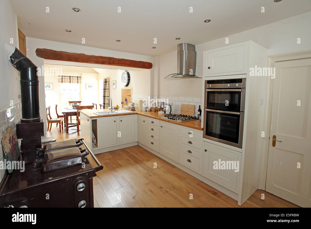 Interiors kitchen aga traditional hi-res stock photography and images ...