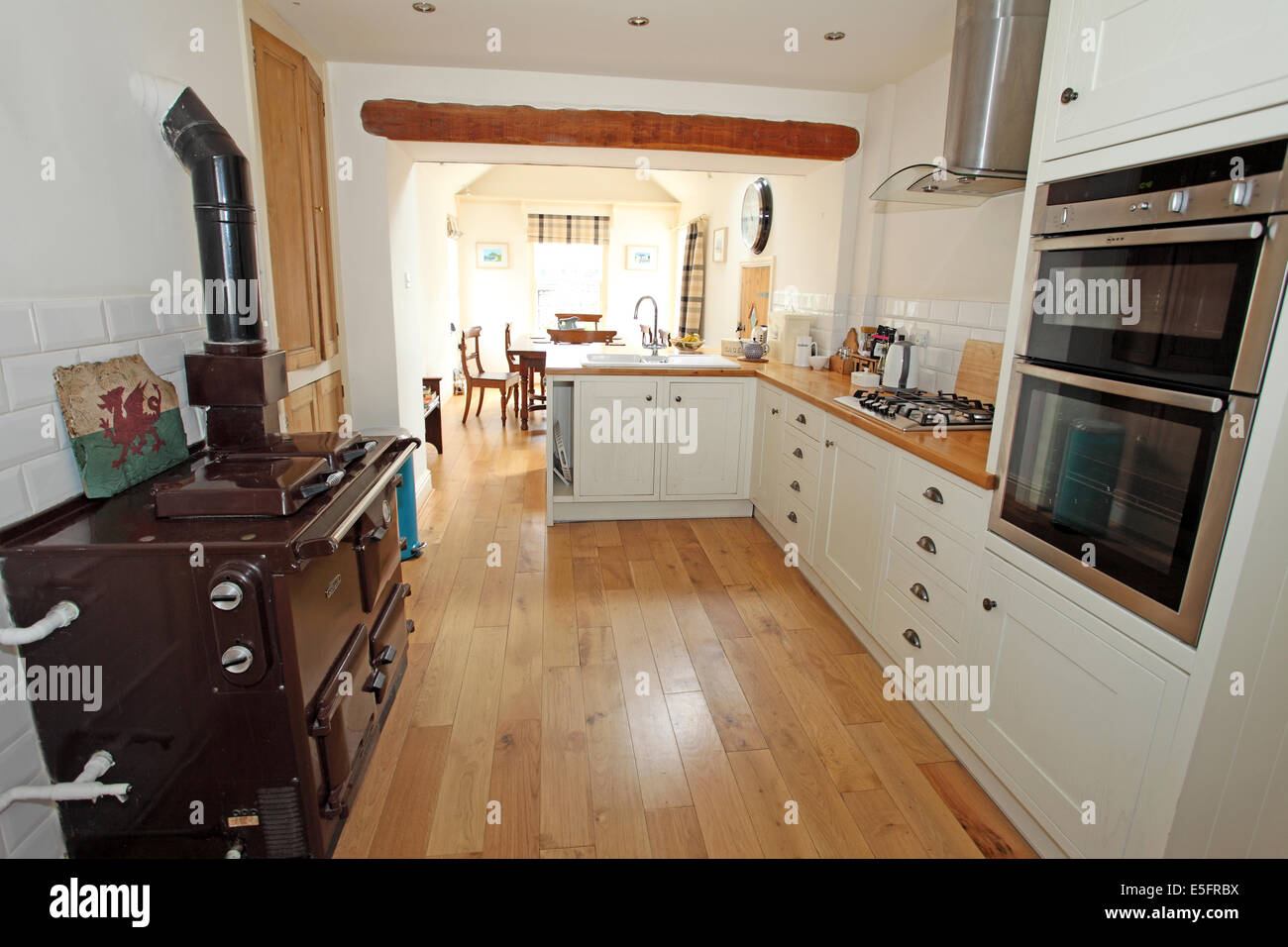 Interiors kitchen aga traditional hi-res stock photography and images ...