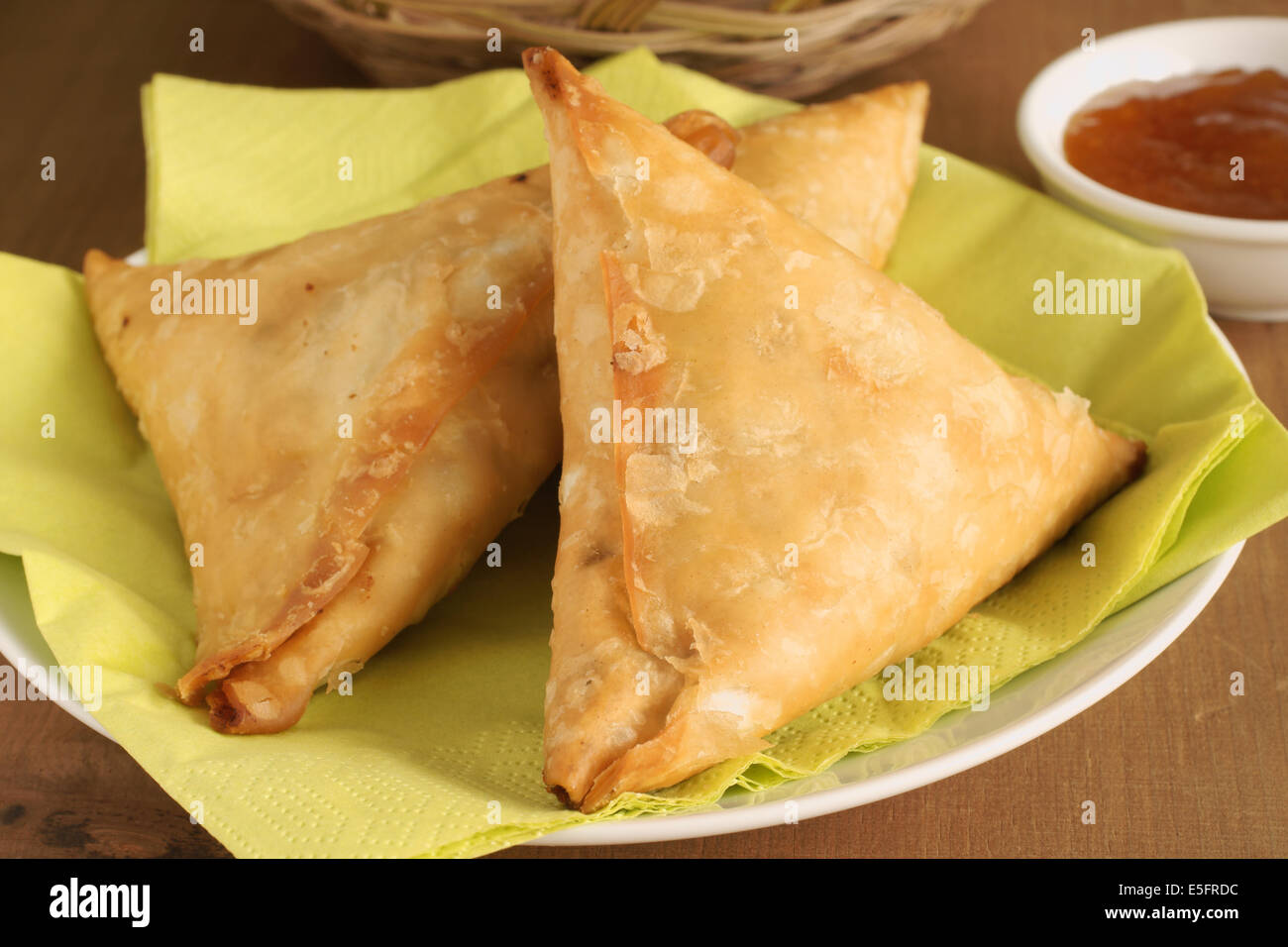 Samosas hi-res stock photography and images - Alamy