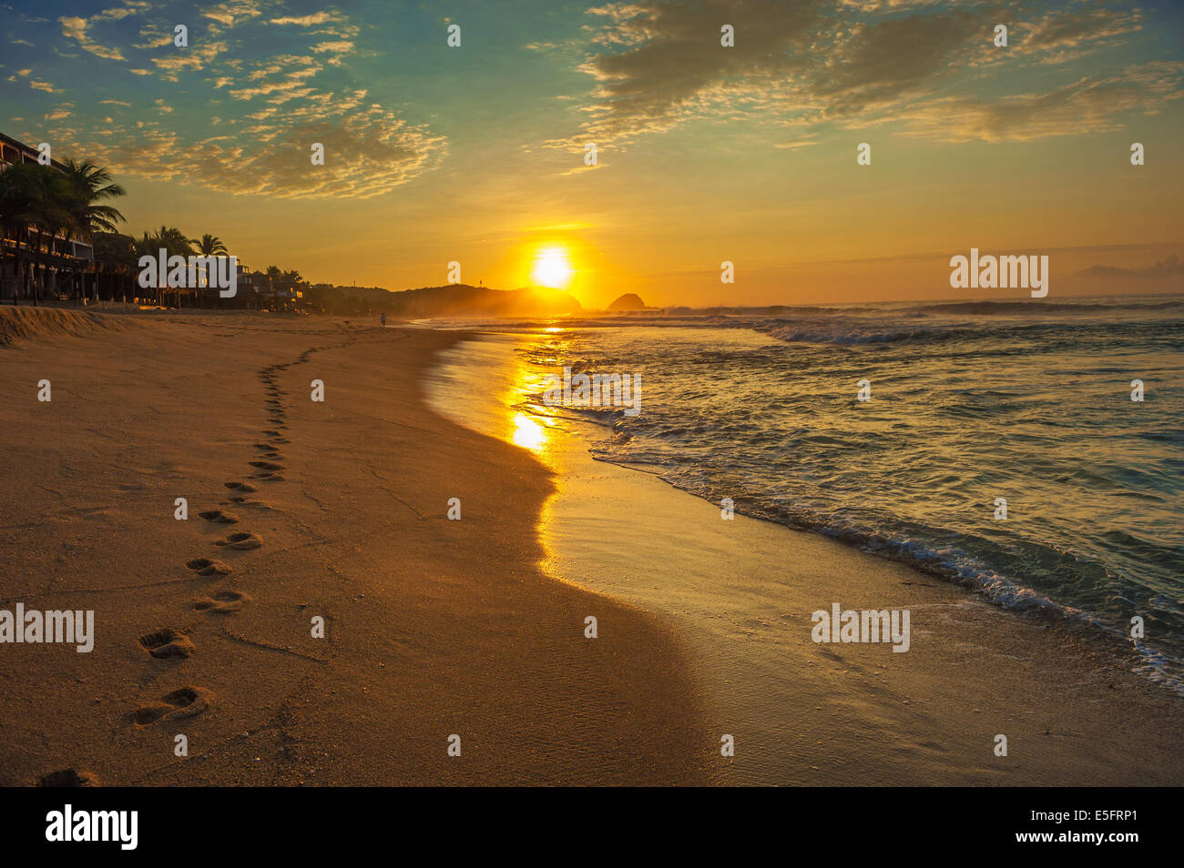 Zipolite beach at sunrise, Mexico Stock Photo - Alamy