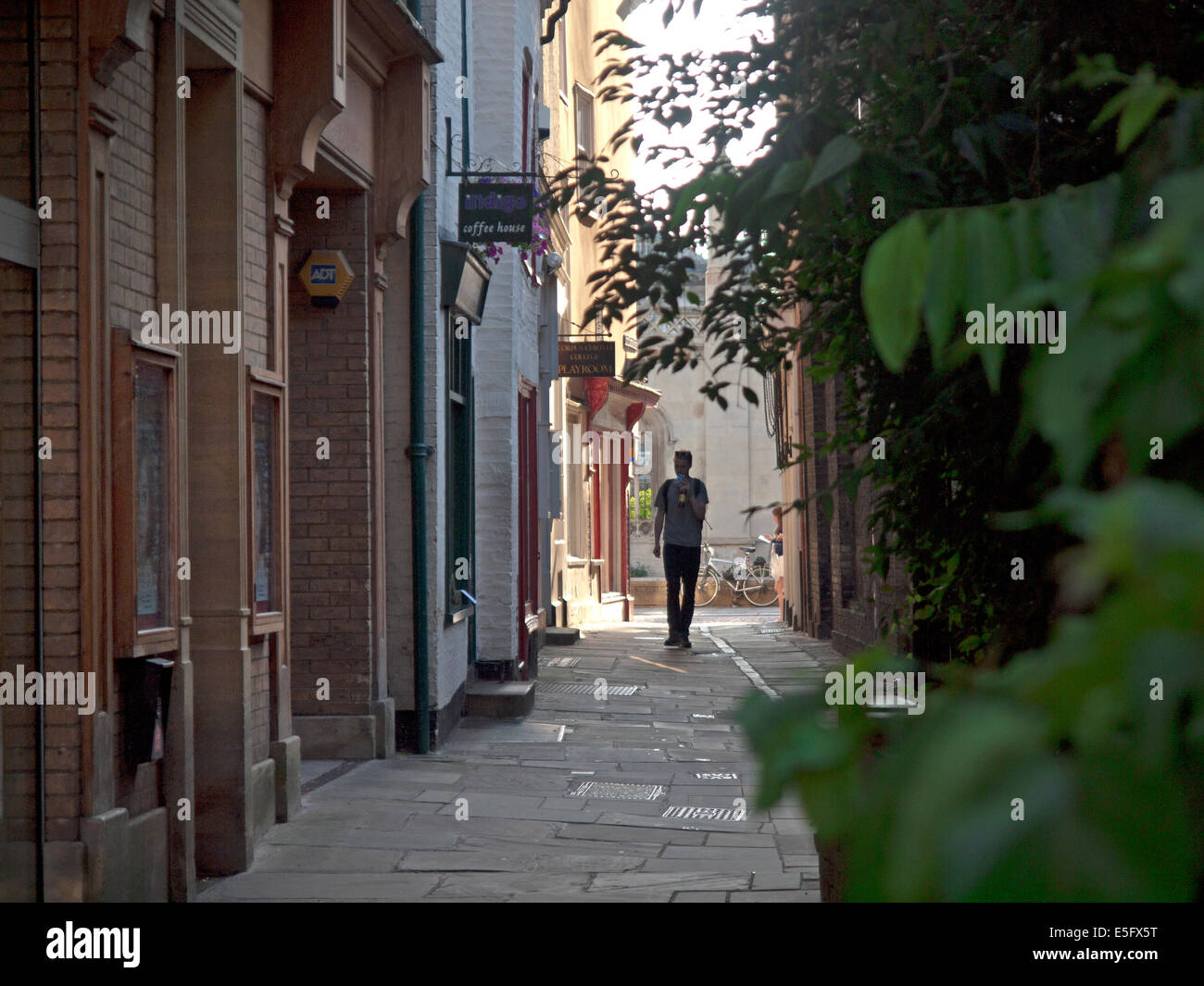 A quiet alleyway in central Cambridge Stock Photo - Alamy