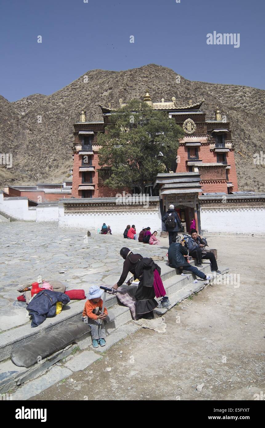 Pilgrims wait outside a Prayer Hall in Labrang monastery Stock Photo ...