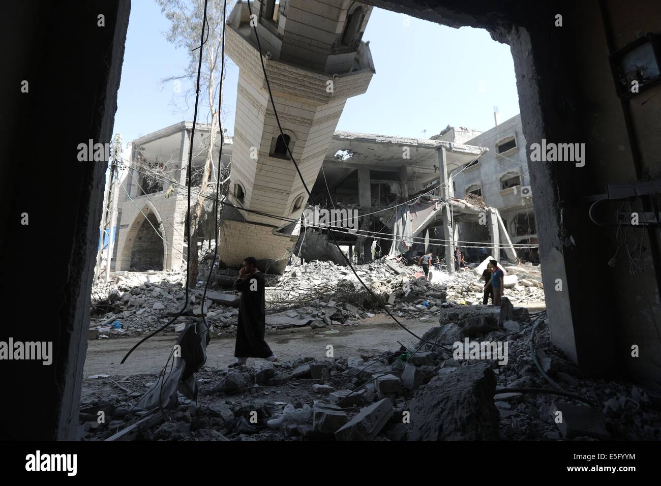 Gaza. 30th July, 2014. Palestinians inspect the damage of Al-Sousi ...