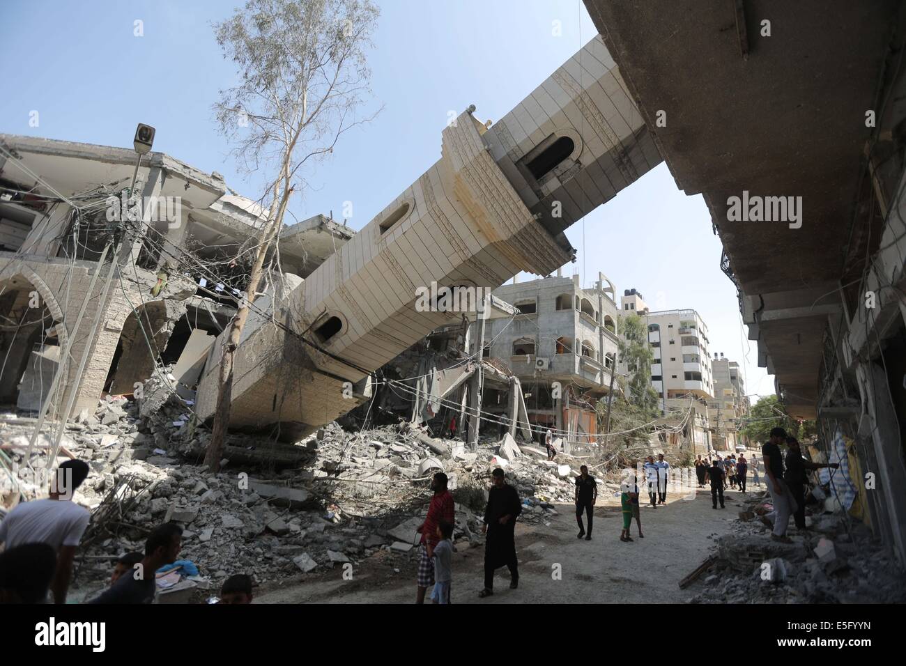 Gaza. 30th July, 2014. Palestinians inspect the damage of Al-Sousi ...