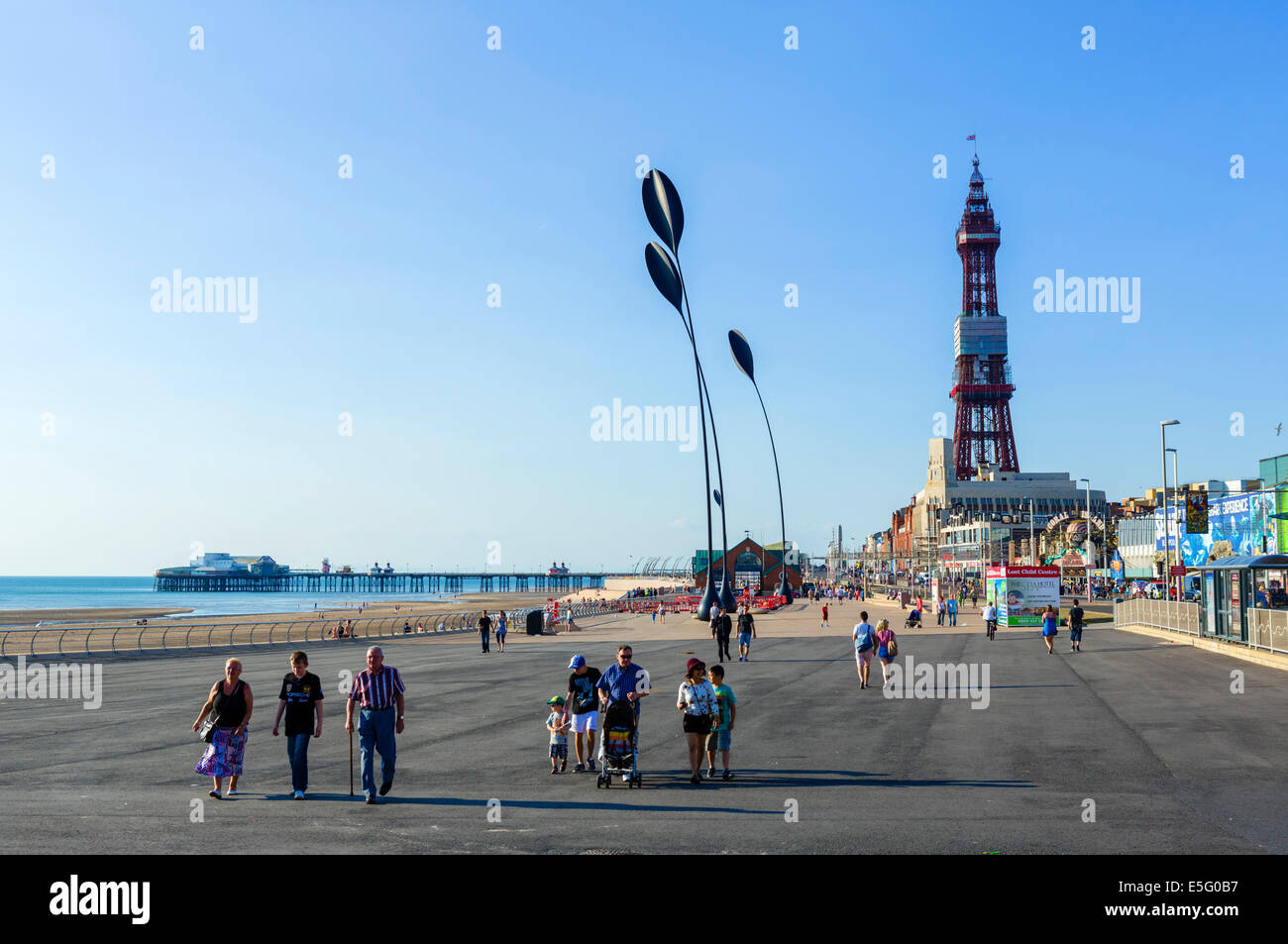 Pier at blackpool hi-res stock photography and images - Alamy