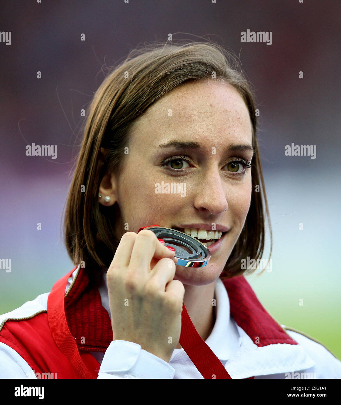 LAURA WEIGHTMAN WITH SILVER 1500 METRES HAMPDEN PARK GLASGOW SCOTLAND ...