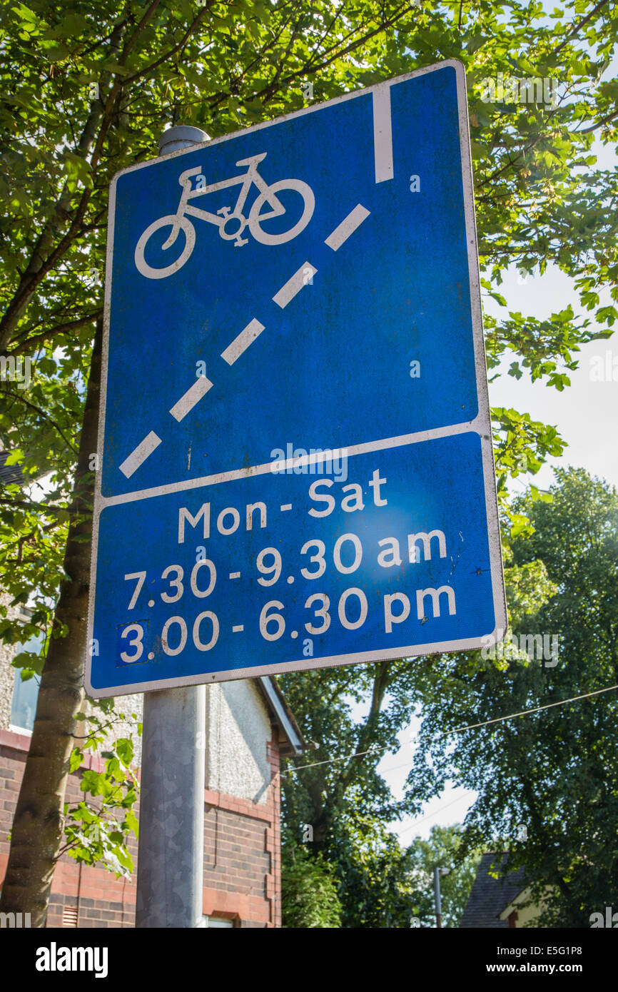 Cycle lane sign hi-res stock photography and images - Alamy