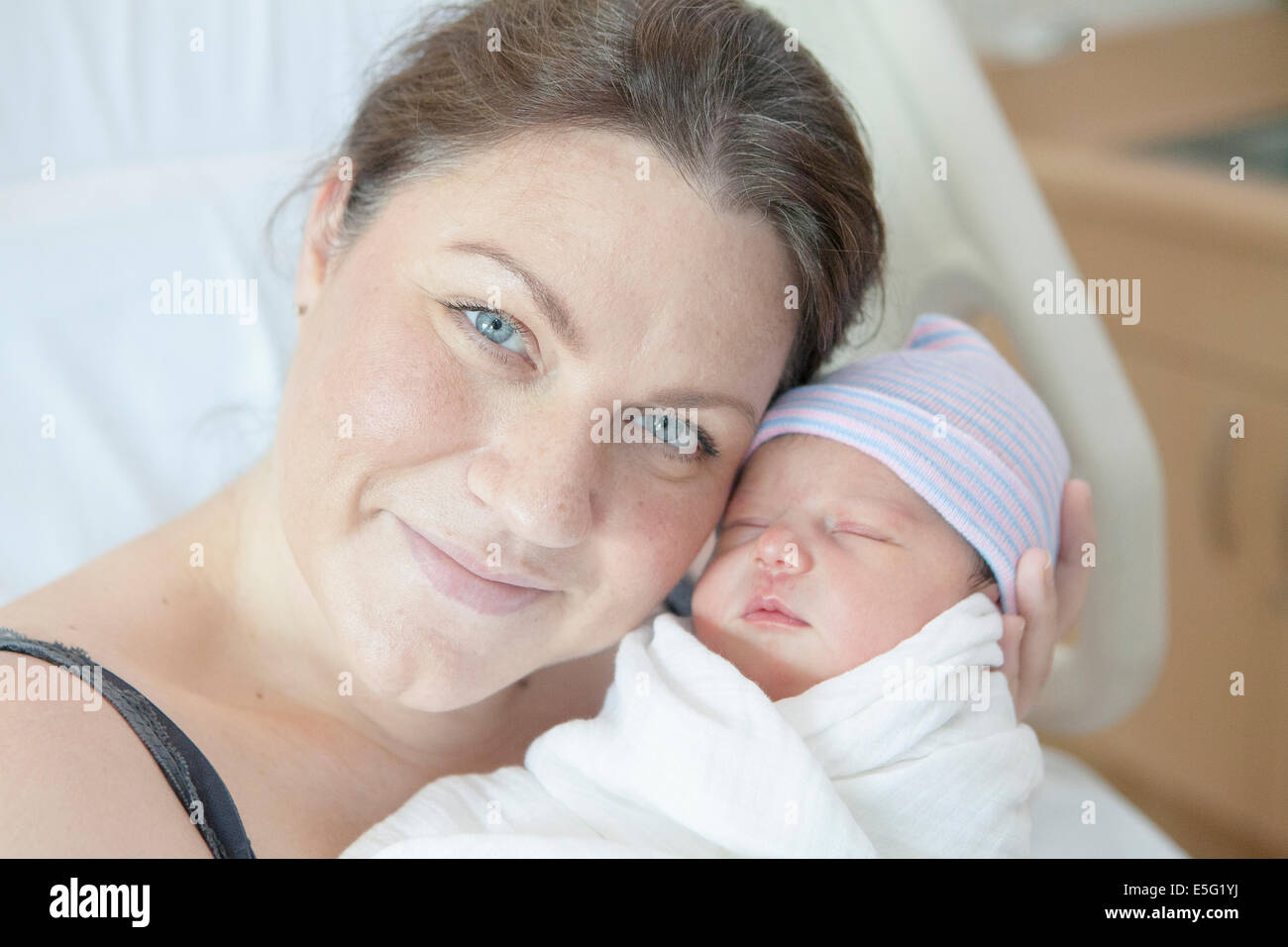 Mother and daughter portrait (0-1 month Stock Photo - Alamy