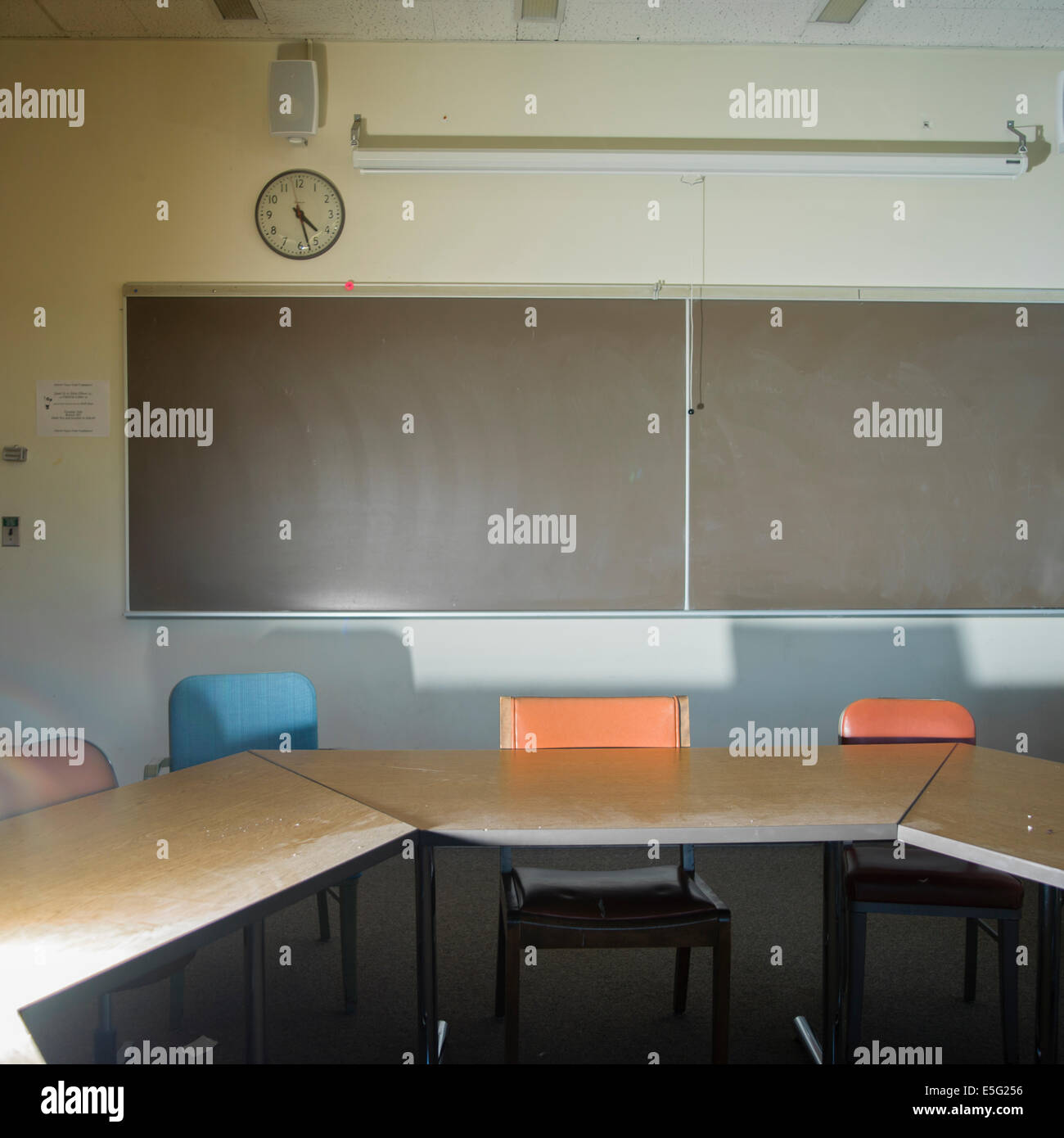 Classroom and clock hi-res stock photography and images - Alamy