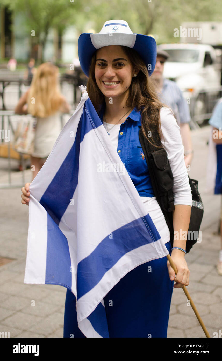 Jul 28, 2014 - New York, New York, U.S. - Woman wears cowboy hat ...