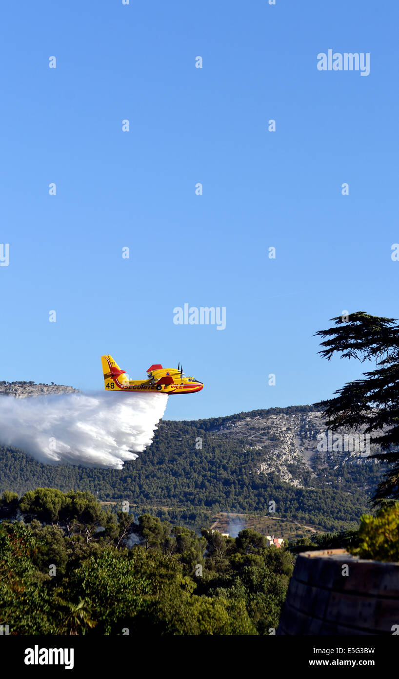 Firefighting water bomber hi-res stock photography and images - Alamy