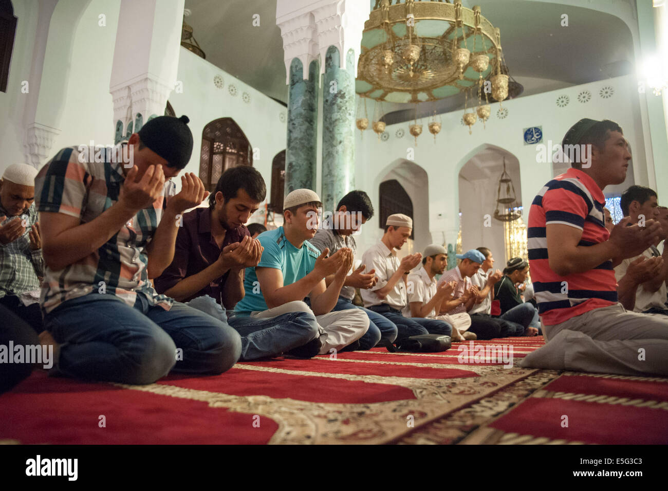 Jul 28, 2014 - St Petersburg, Russia - Muslims pray inside the Home ...