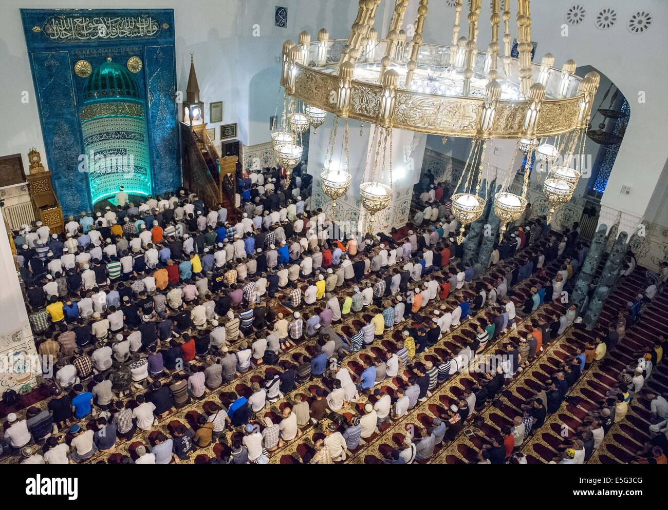Jul 28, 2014 - St Petersburg, Russia - Muslims pray inside the Home ...