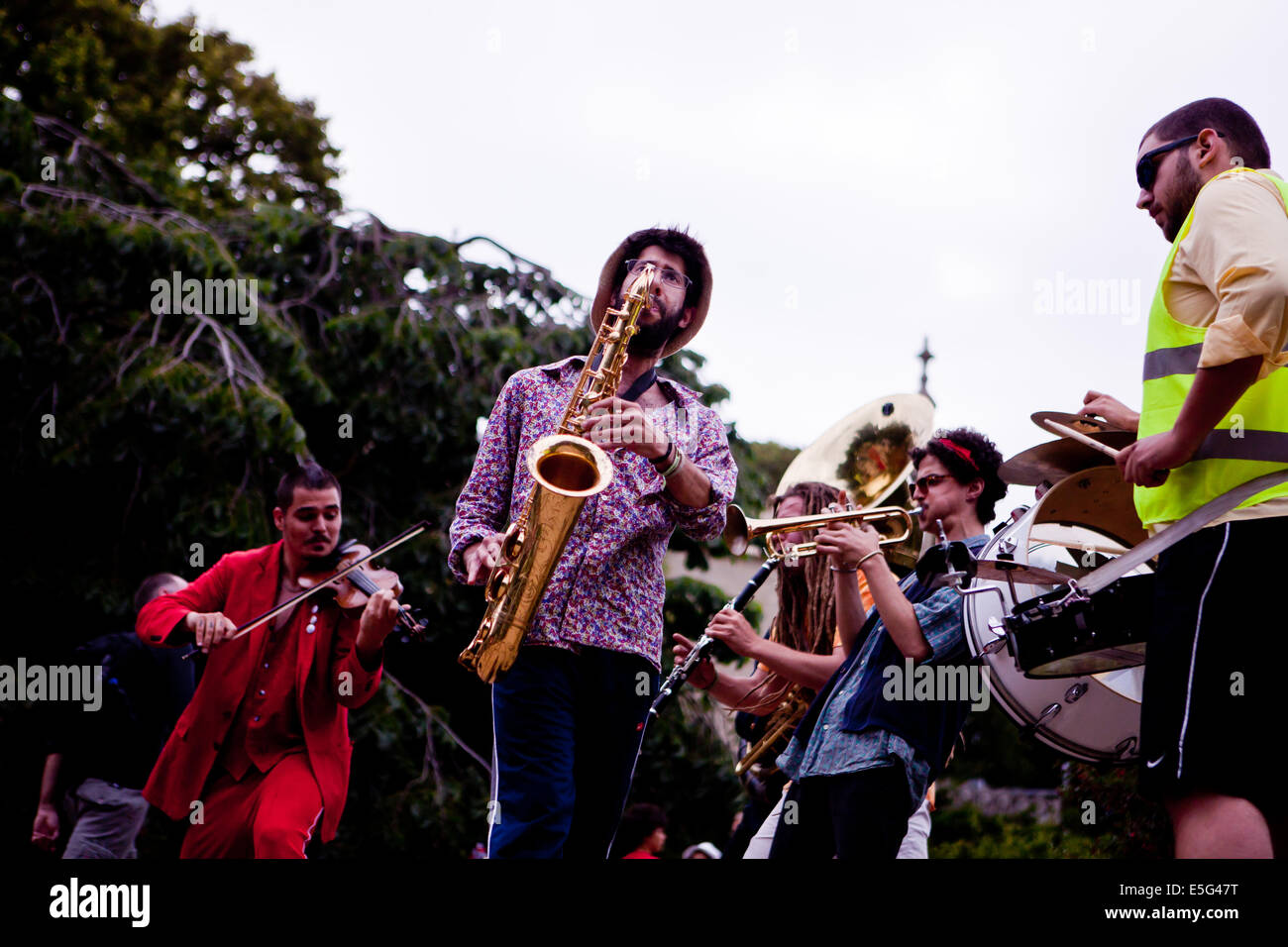 Busking band hi-res stock photography and images - Alamy