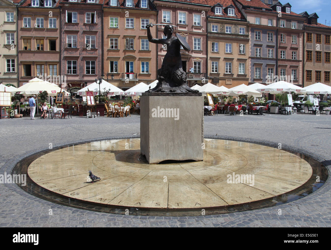 Iconic Mermaid of Warsaw statue in Old Town Market Square Stock Photo ...