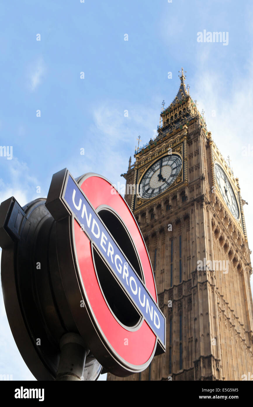 An underground rail sign and the Queen Elizabeth's Tower (Big Ben) in ...