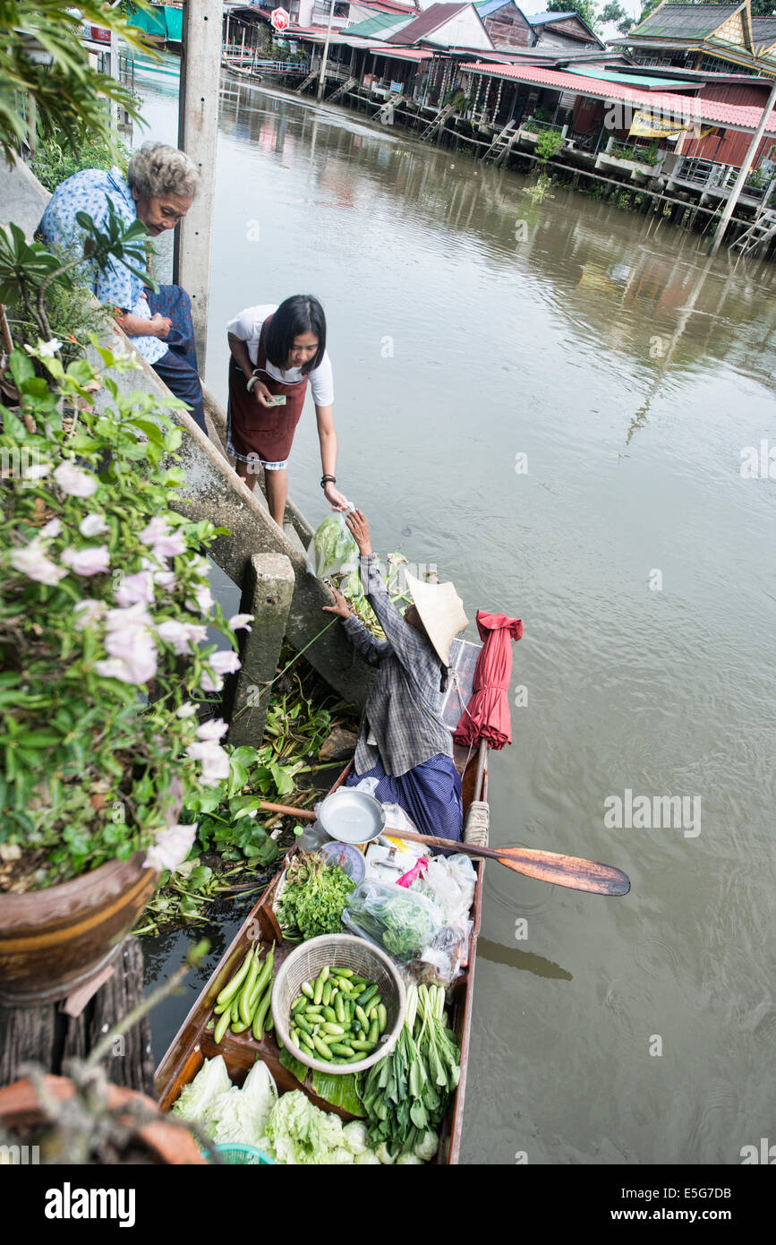 traditional boat vendor at the Amphawa Floating Market, Thailand Stock ...