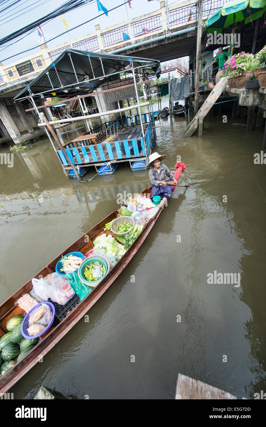 traditional boat vendor at the Amphawa Floating Market, Thailand Stock ...
