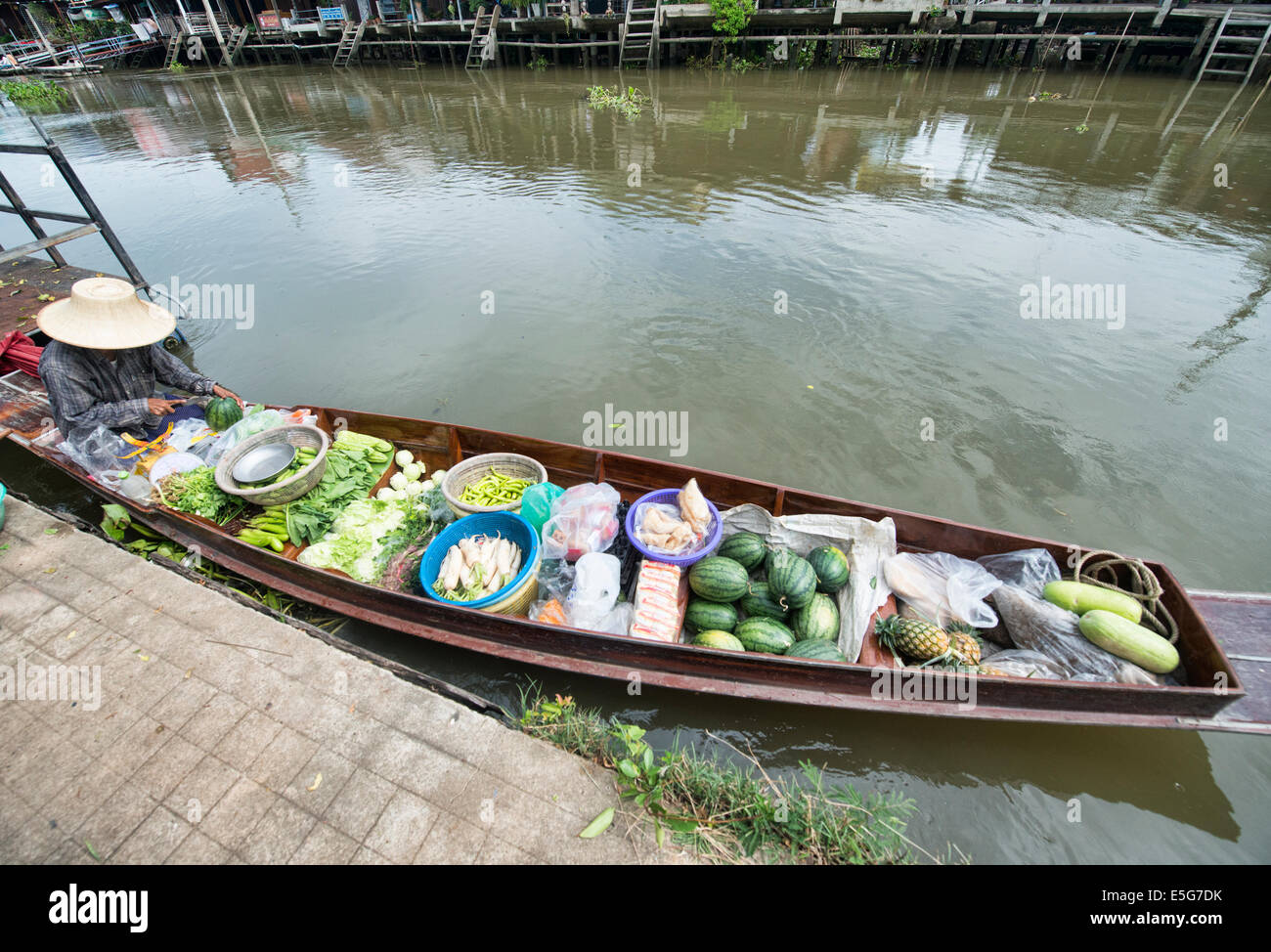 traditional boat vendor at the Amphawa Floating Market, Thailand Stock ...