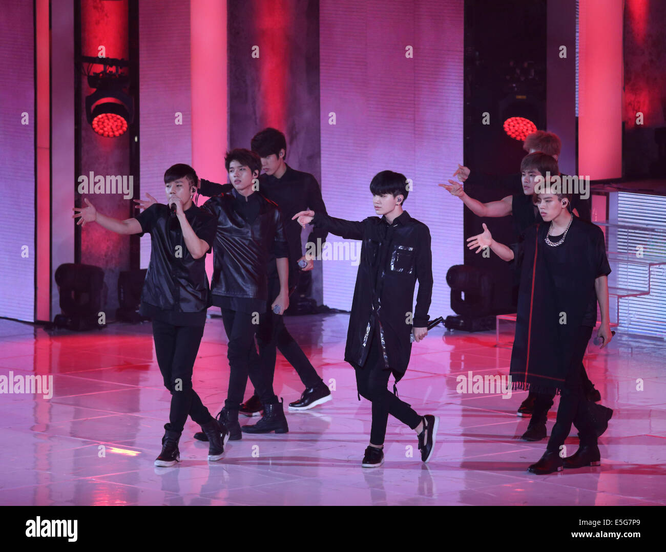 Boy band infinite hi-res stock photography and images - Alamy