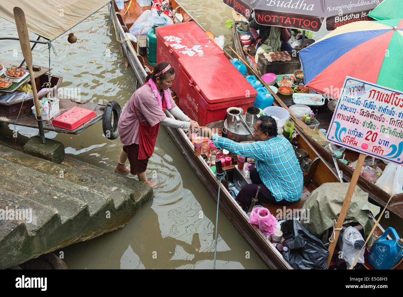 traditional boat vendors at the Amphawa Floating Market, Thailand Stock ...