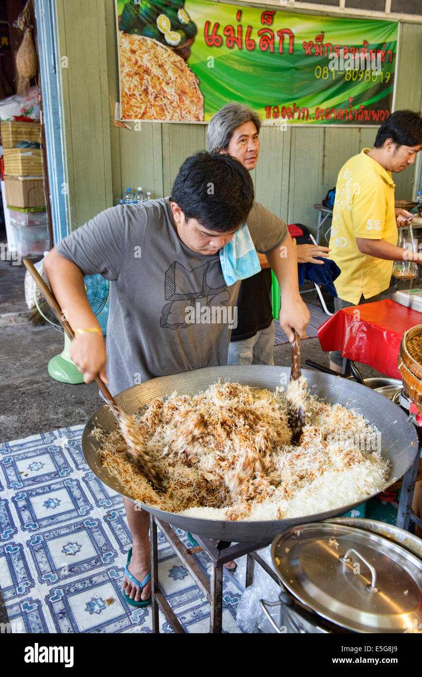 preparing mee krop noodles at the Amphawa Floating Market, Thailand ...