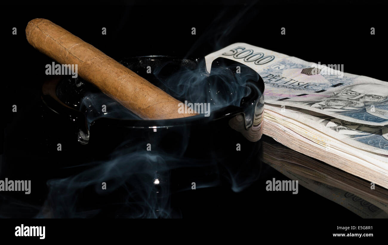 Cigar paper hi-res stock photography and images - Alamy