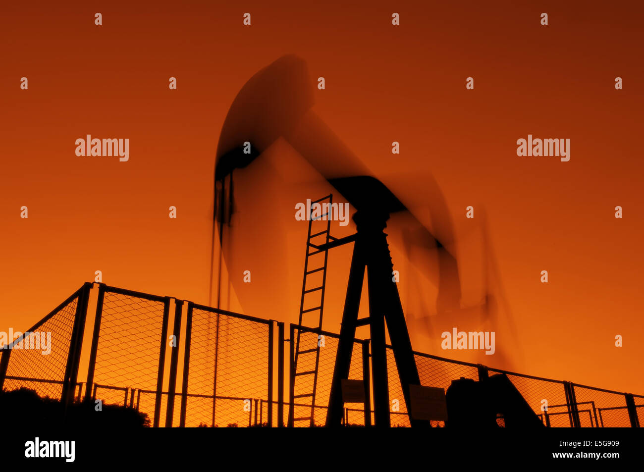 Oil rig silhouette hi-res stock photography and images - Alamy