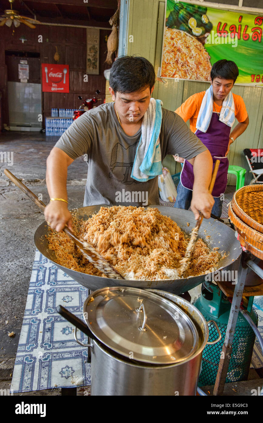preparing mee krop noodles at the Amphawa Floating Market, Thailand ...