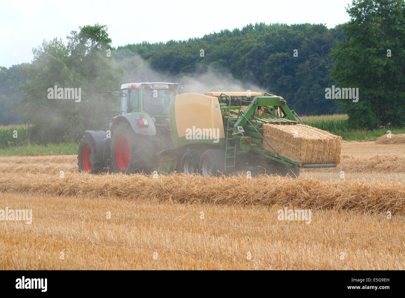 Trecker strohballen hi-res stock photography and images - Alamy