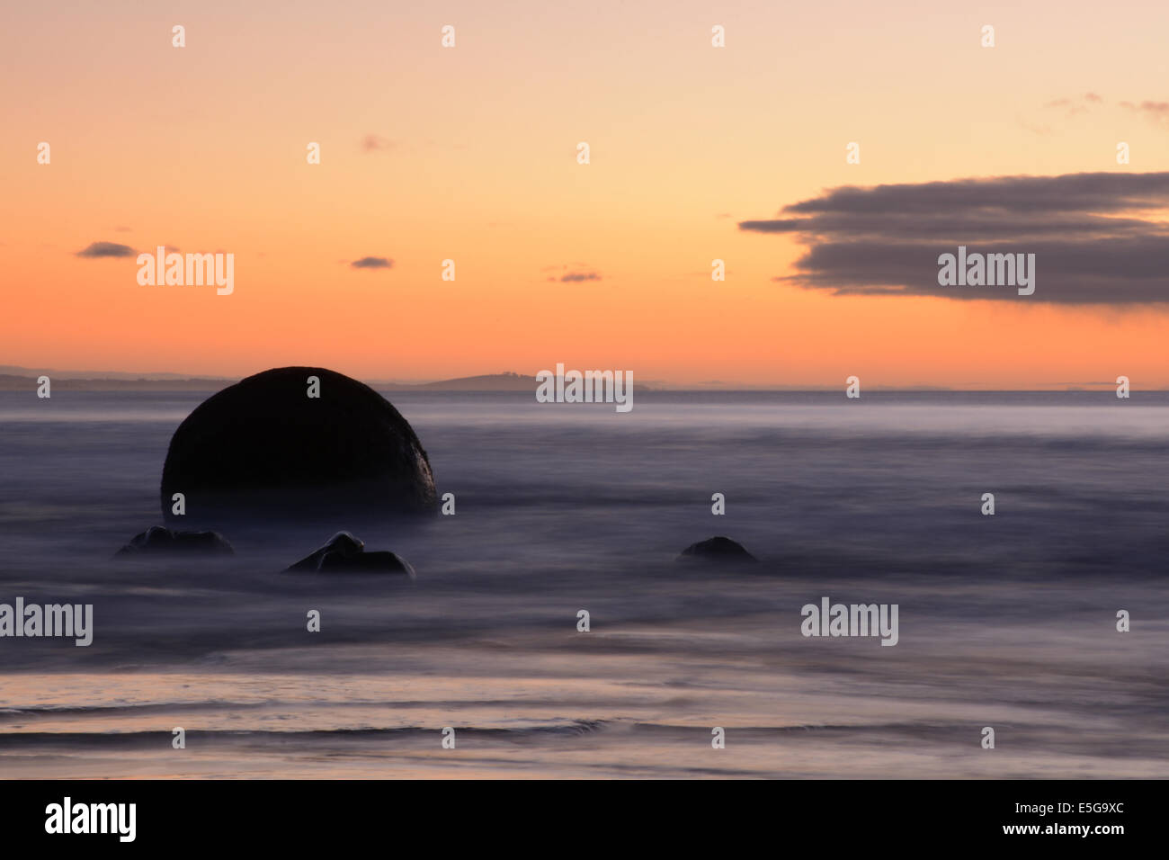 Sunrise on the Koekohe Beach with a Moeraki Boulder Stock Photo - Alamy