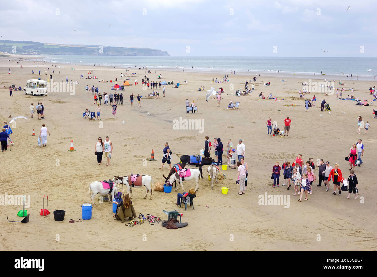 Beach whitby uk family hi-res stock photography and images - Alamy