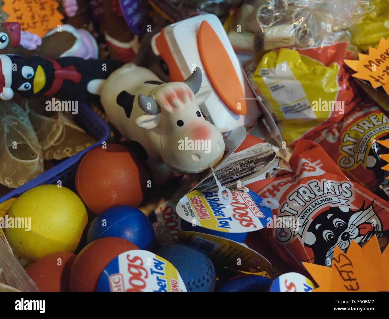 Pat shop goods on display in the old market Stock Photo - Alamy
