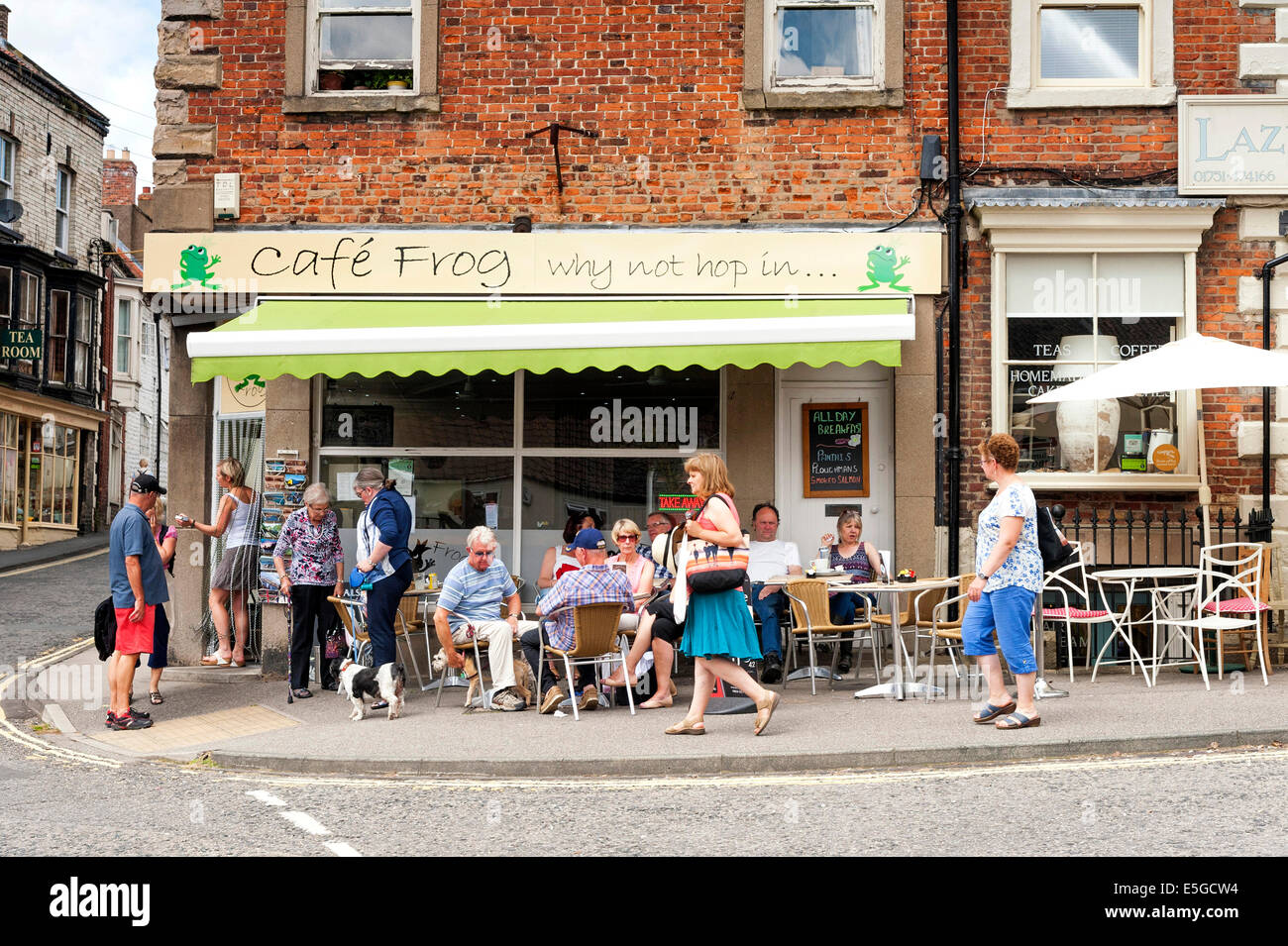 Busy cafe hi-res stock photography and images - Alamy