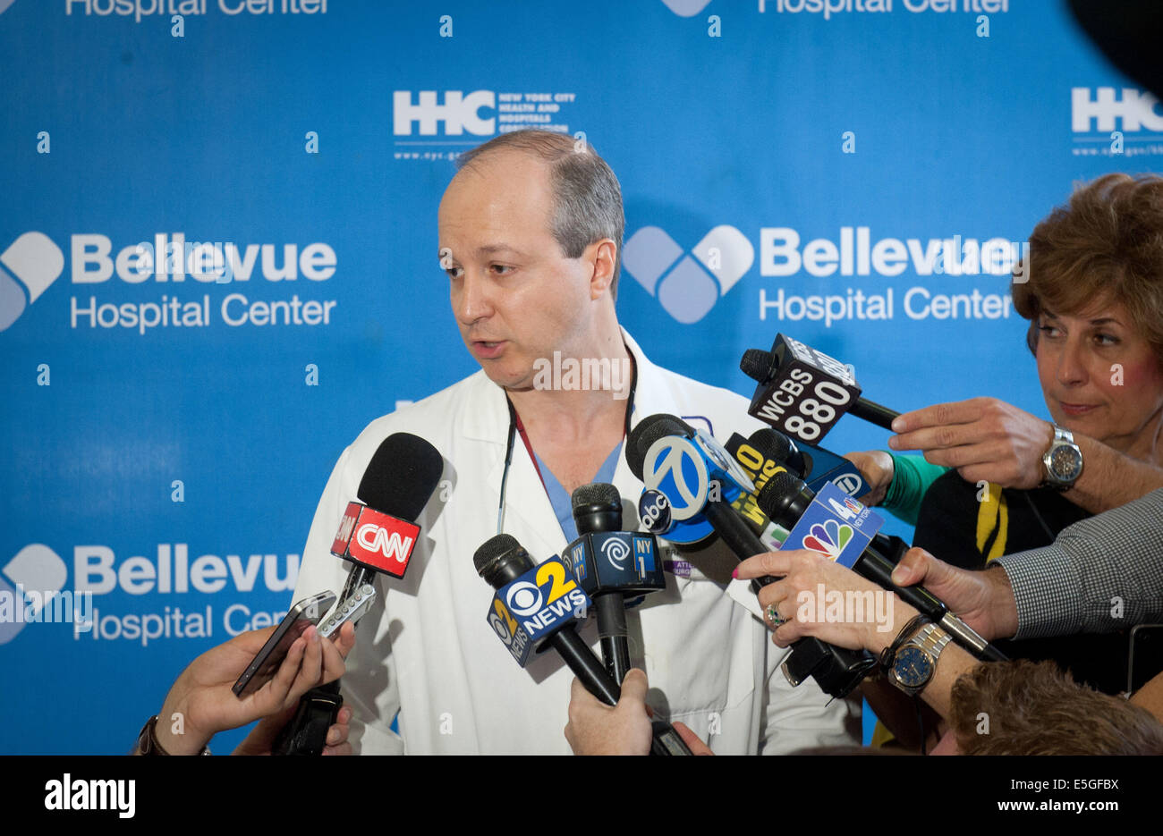 Attending surgeon hi-res stock photography and images - Alamy