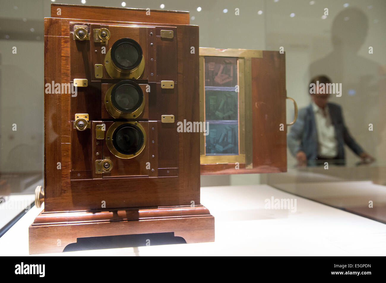 Berlin, Germany. 31st July, 2014. A visitor looks at a portable three ...