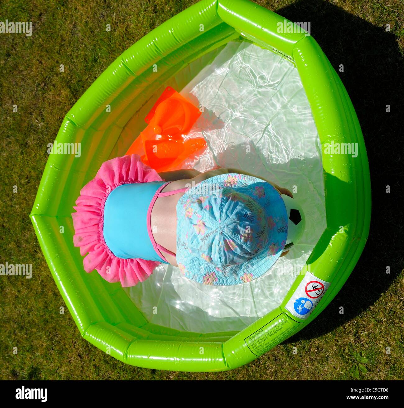 Girl wearing sun hat hi-res stock photography and images - Alamy