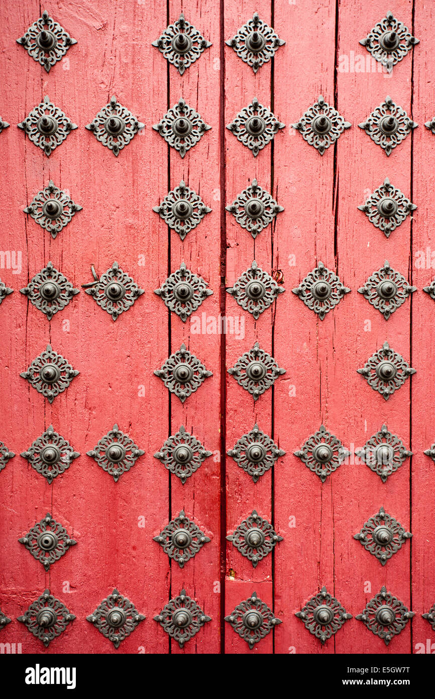 Wooden red door texture with iron fittings Stock Photo - Alamy