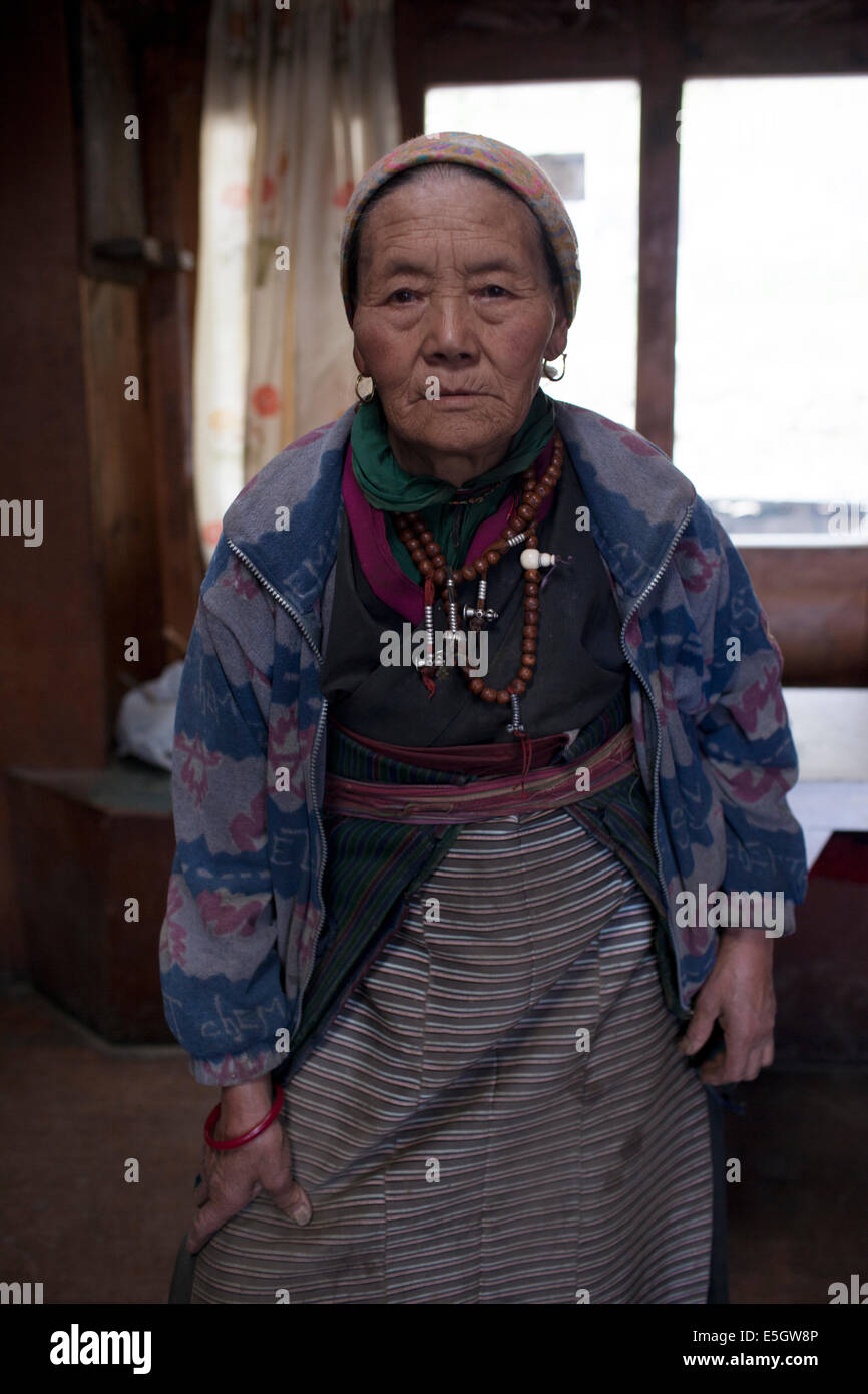 Lady nepal hi-res stock photography and images - Alamy