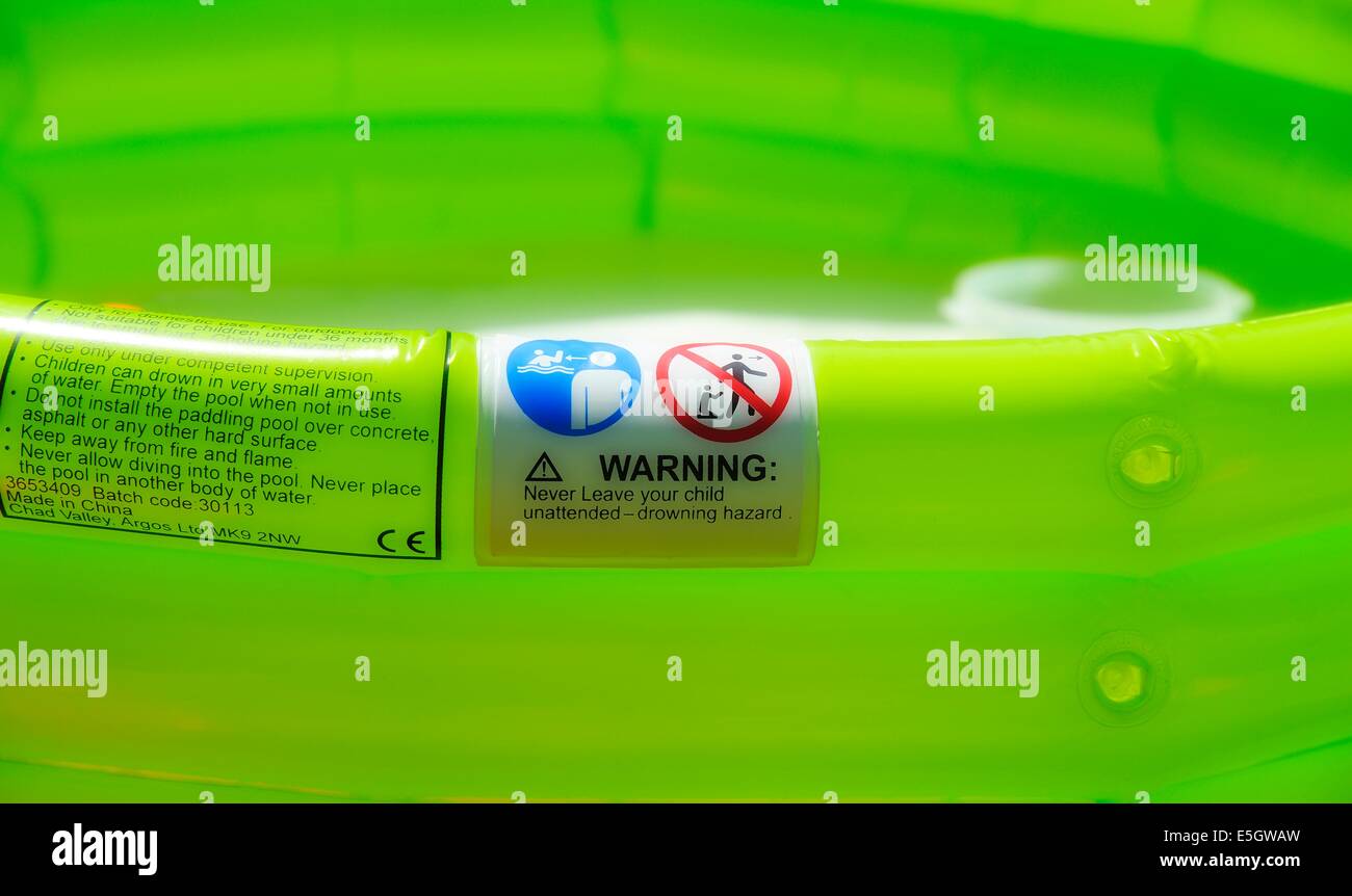 Plastic swimming pool garden hi-res stock photography and images - Alamy