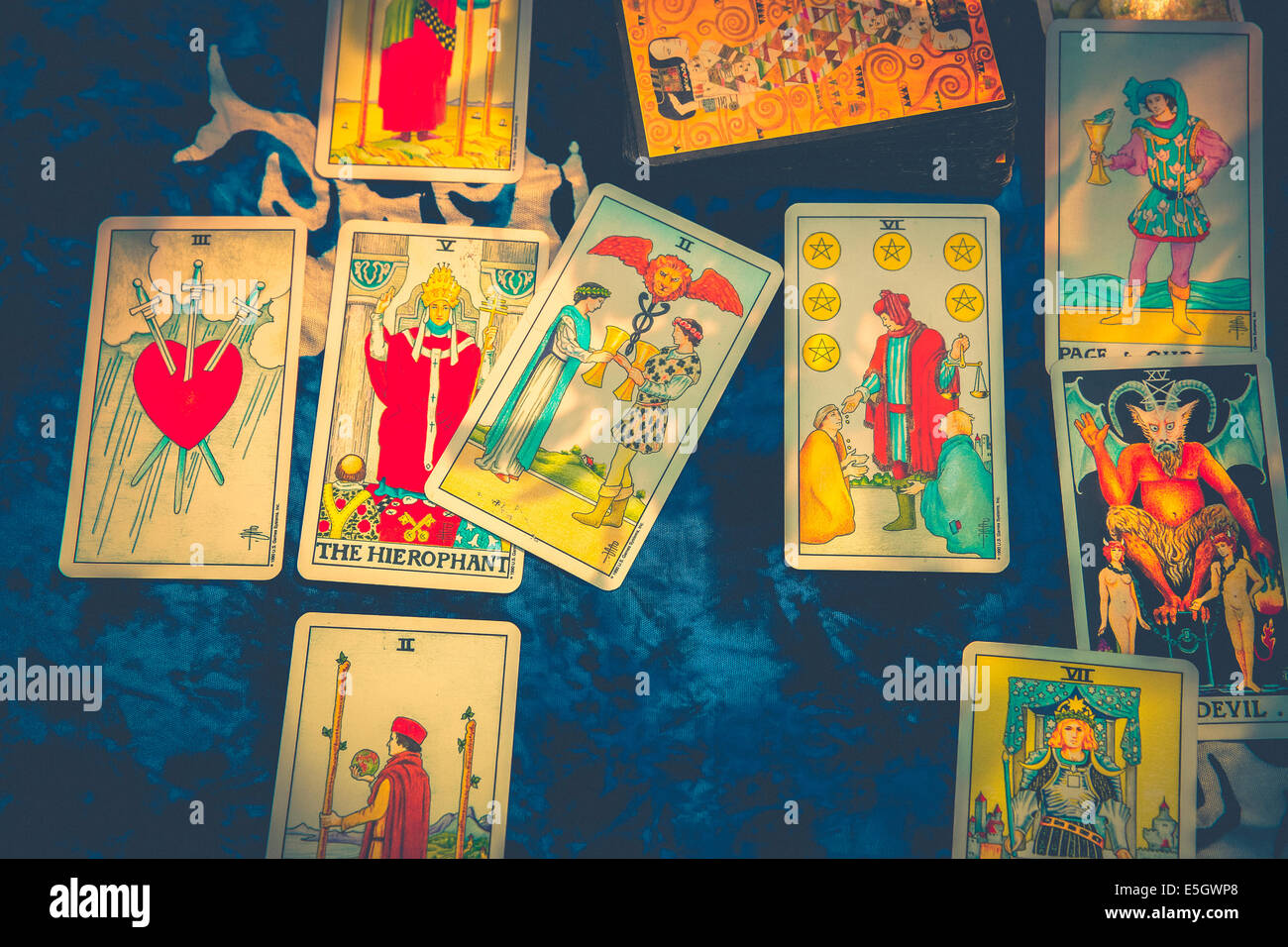 Tarot cards hi-res stock photography and images - Alamy