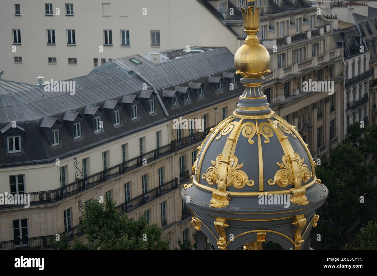 Gold design of Printemps and Paris buildings Stock Photo - Alamy