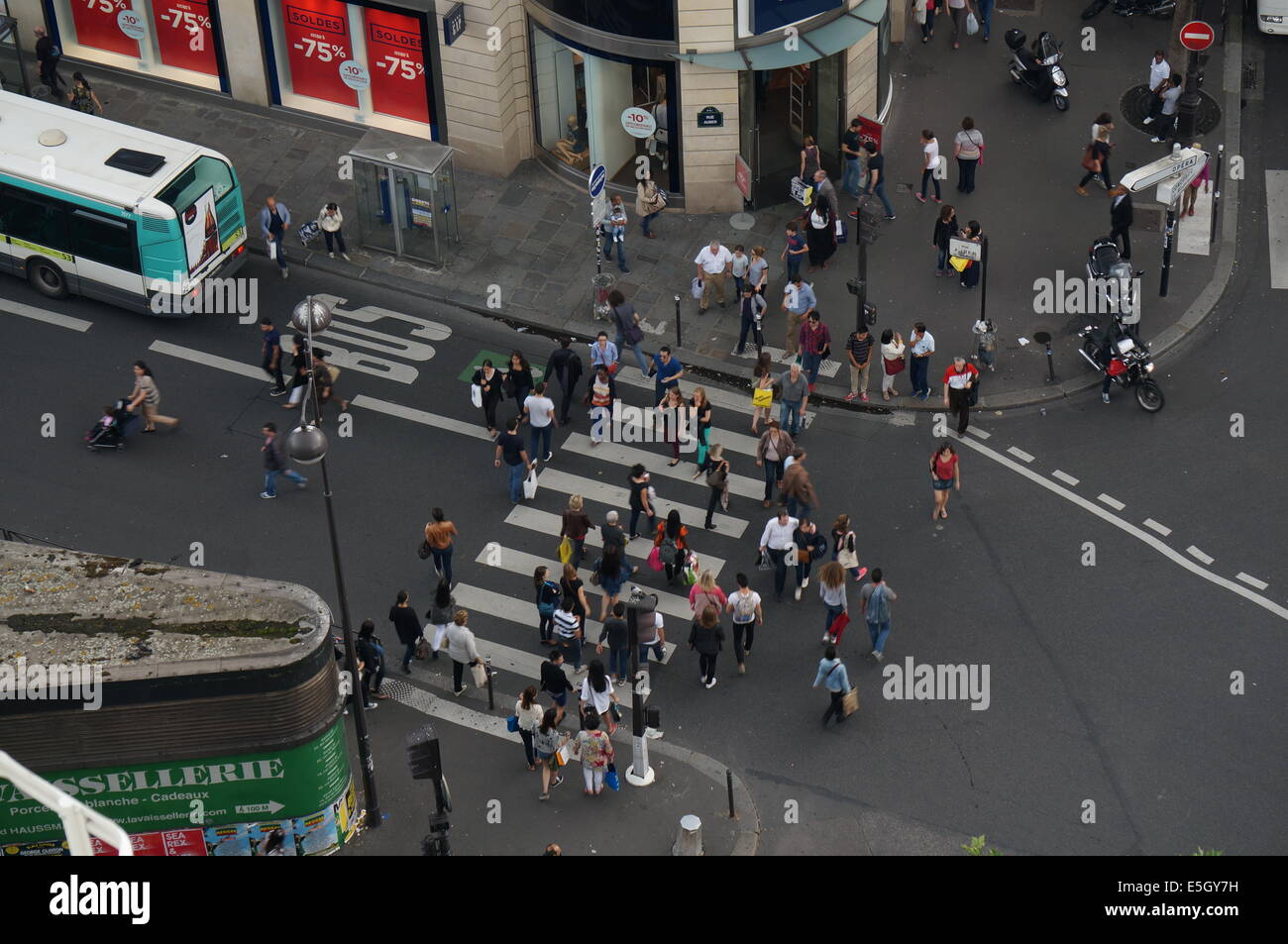 Overhead crowd hi-res stock photography and images - Alamy
