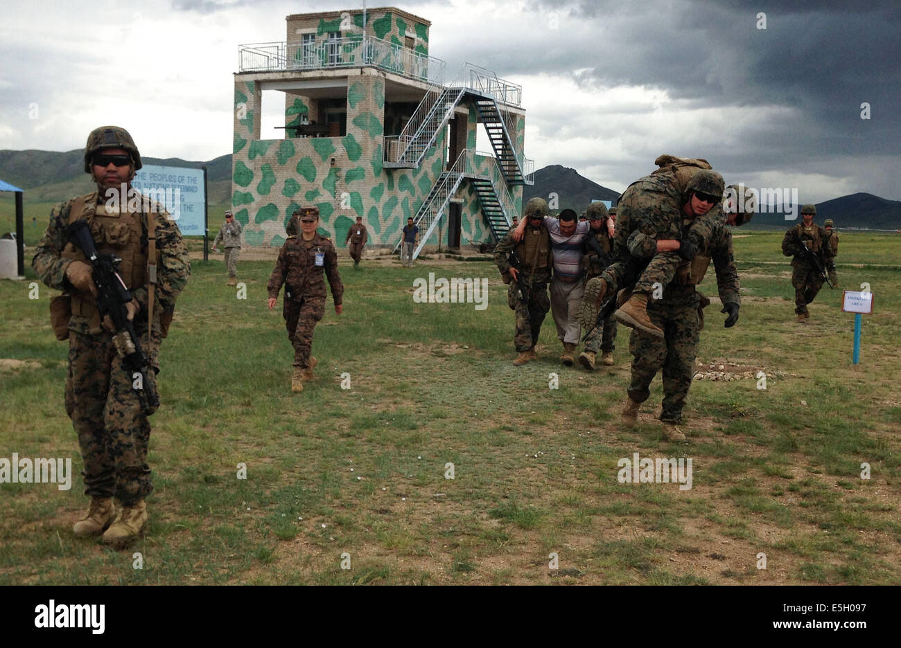 United states marines carry hi-res stock photography and images - Alamy