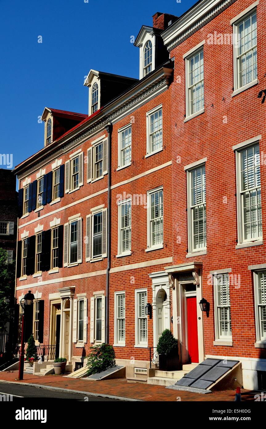 Dormers colonial hi-res stock photography and images - Alamy