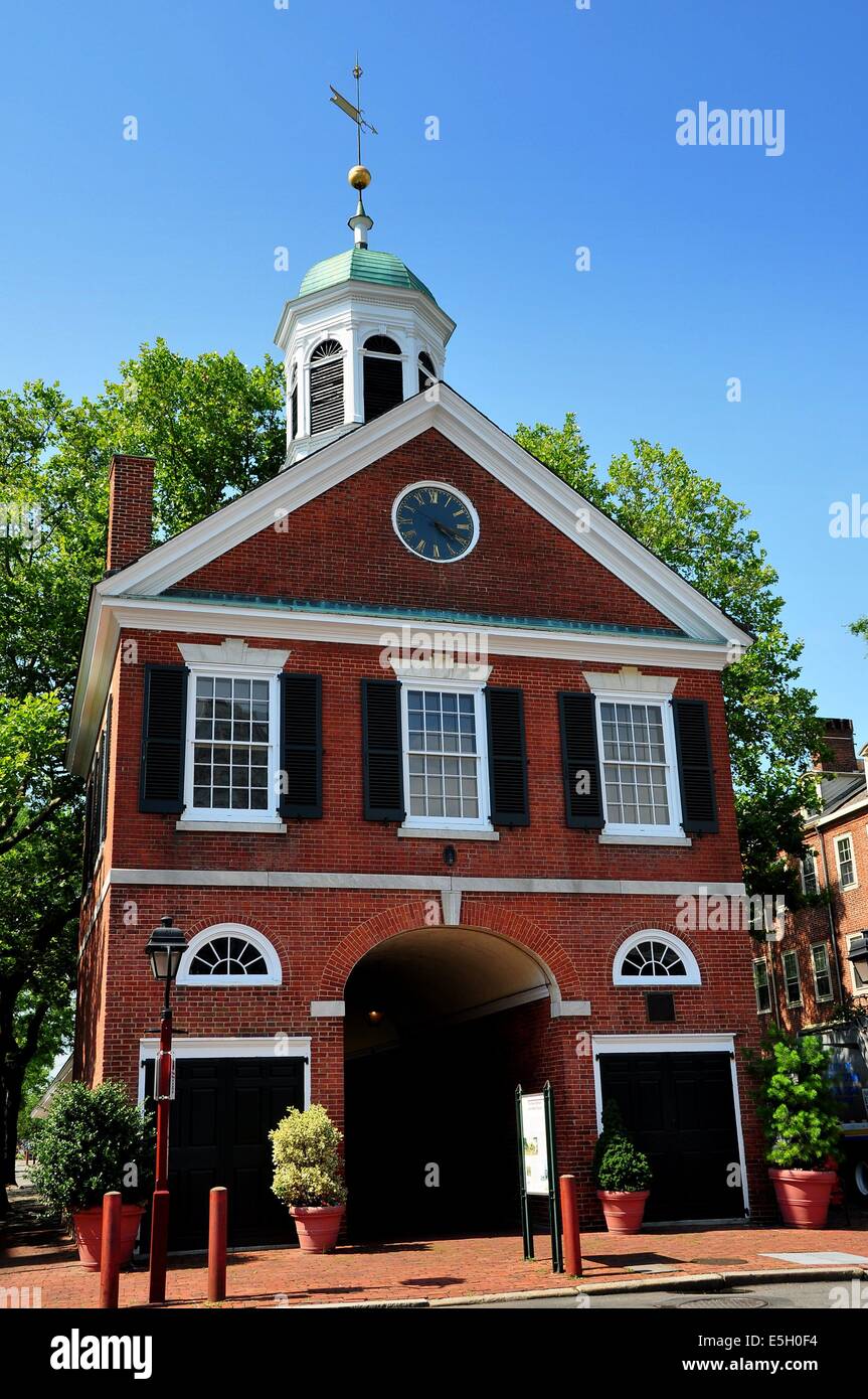 PHILADELPHIA, PENNSYLVANIA: The 18th century market house at Headhouse ...