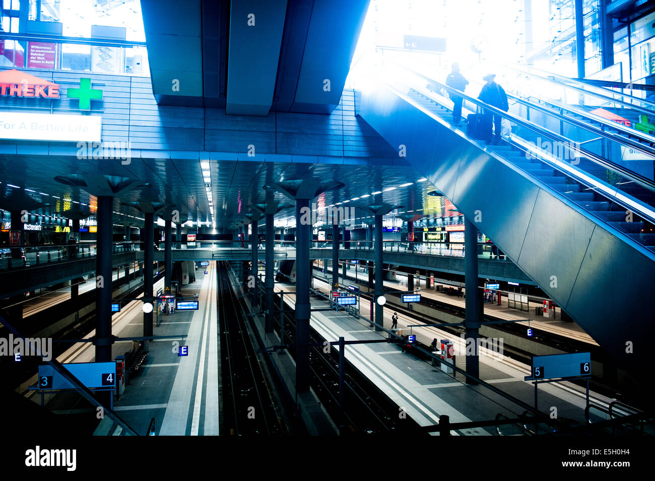 Berlin central station deutsche hi-res stock photography and images - Alamy