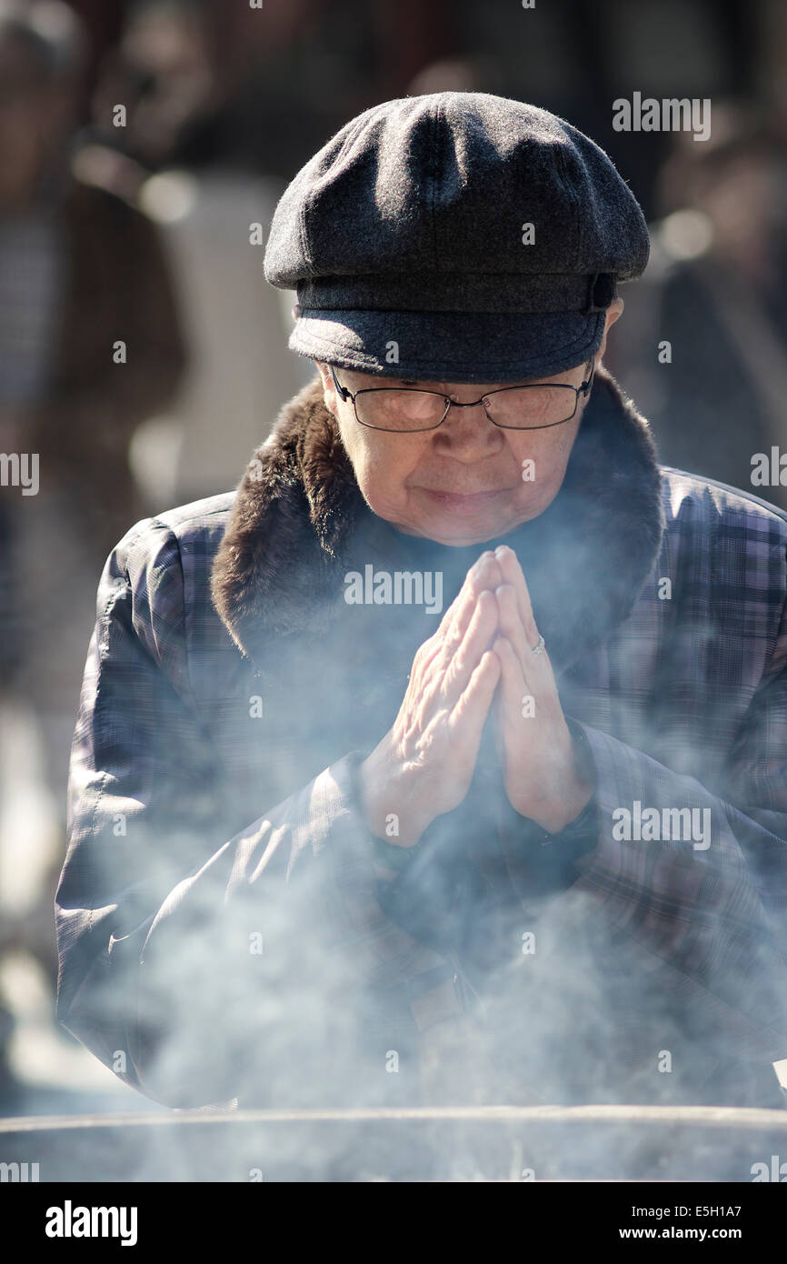Prayers at Senso-ji temple, Tokyo, Japan Stock Photo - Alamy