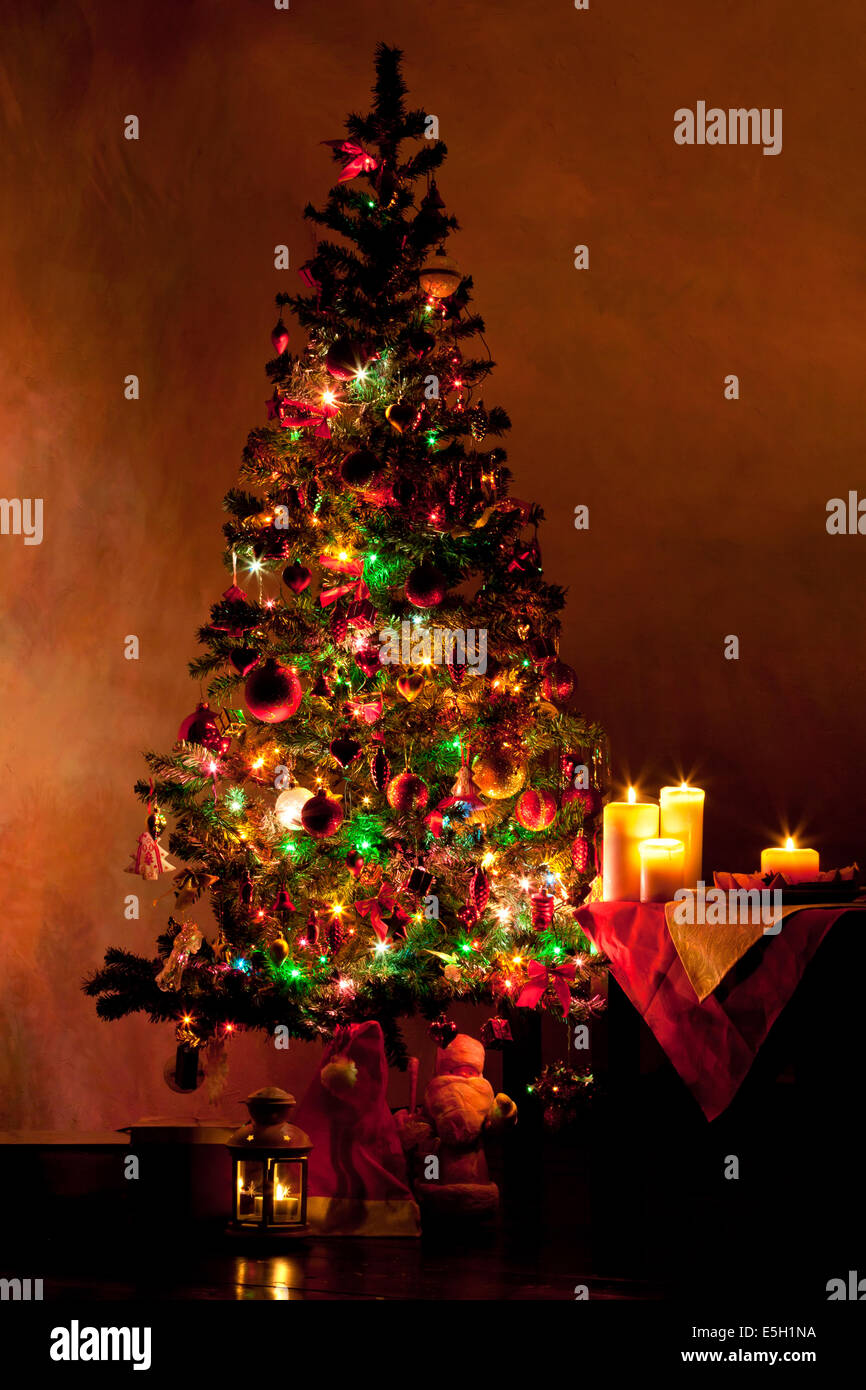 Lighted decorated Christmas tree in living room Stock Photo - Alamy