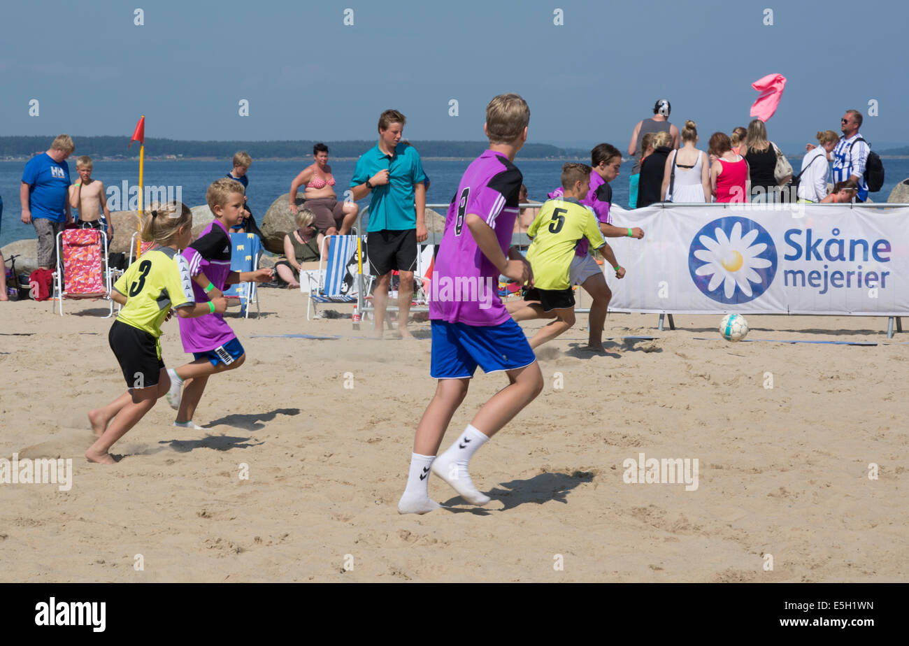 Mixed gender team competition hi-res stock photography and images - Alamy